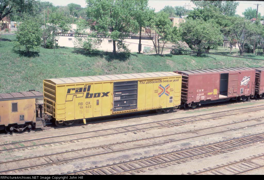 1052-33 RBOX 19622 & CNW 611228 at BN St. Anthony Jct.